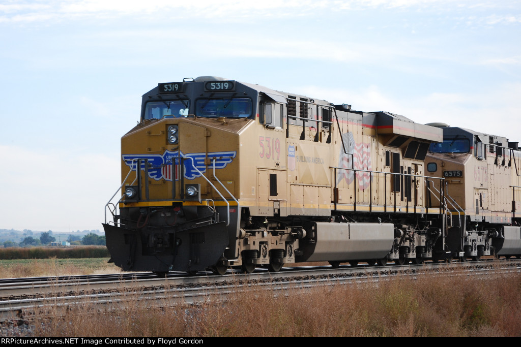NO LIGHTS!! UP 5319 leads west bound UP freight
